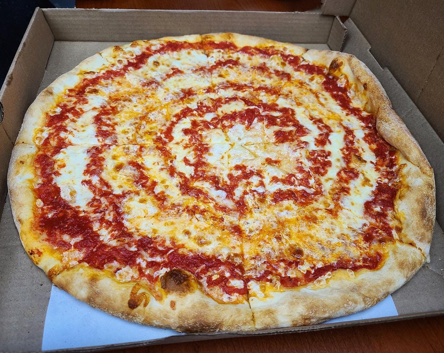 Luna pizza store